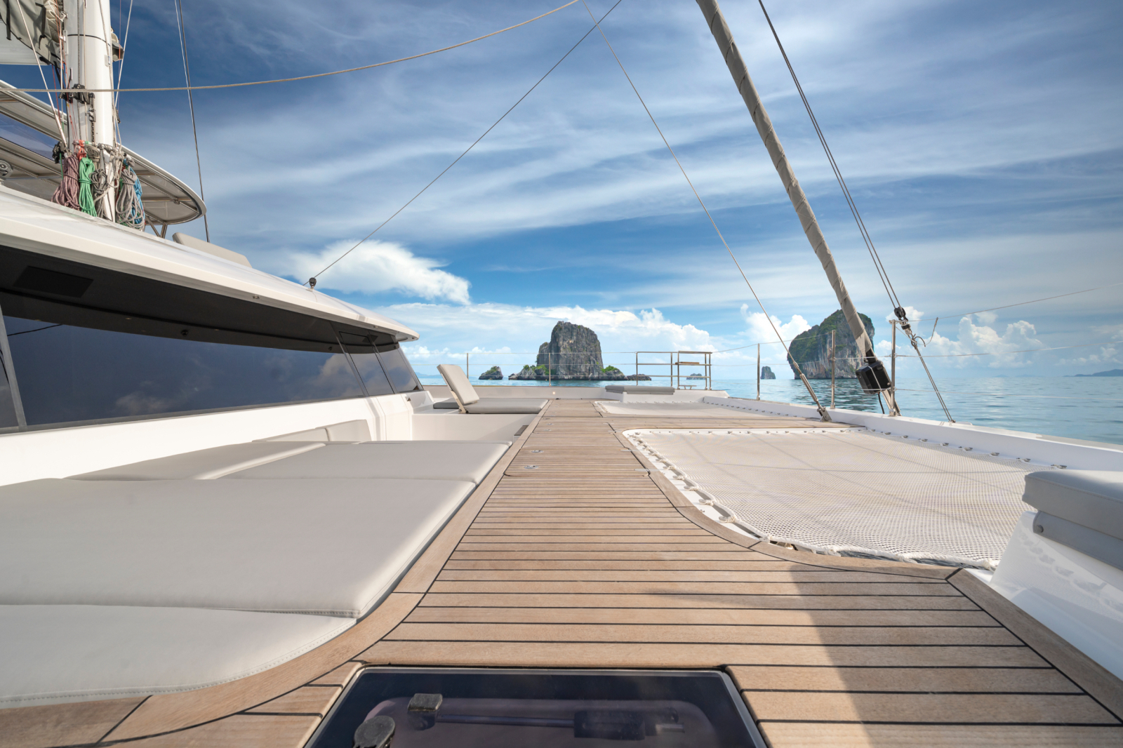 MR SI Yacht Charter Details, Sunreef | CHARTERWORLD Luxury Superyachts